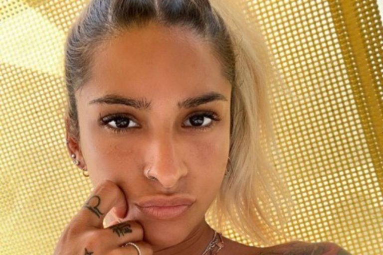 Erica Piamonte Instagram, solo una pelliccia poggiata sul decolleté ...