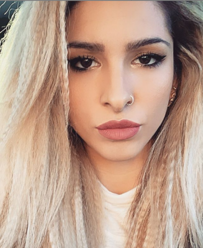 Erica Piamonte Instagram, il décolleté salta fuori dal vestito ...