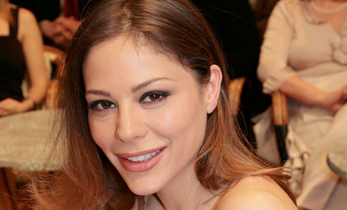 Naike Rivelli Instagram senza veli: lo scatto 'a luci rosse' in segno ...