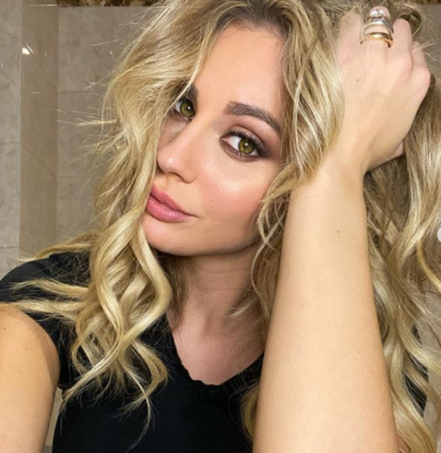 Francesca Brambilla Instagram, décolleté in primo piano: «Paradisiaca!»