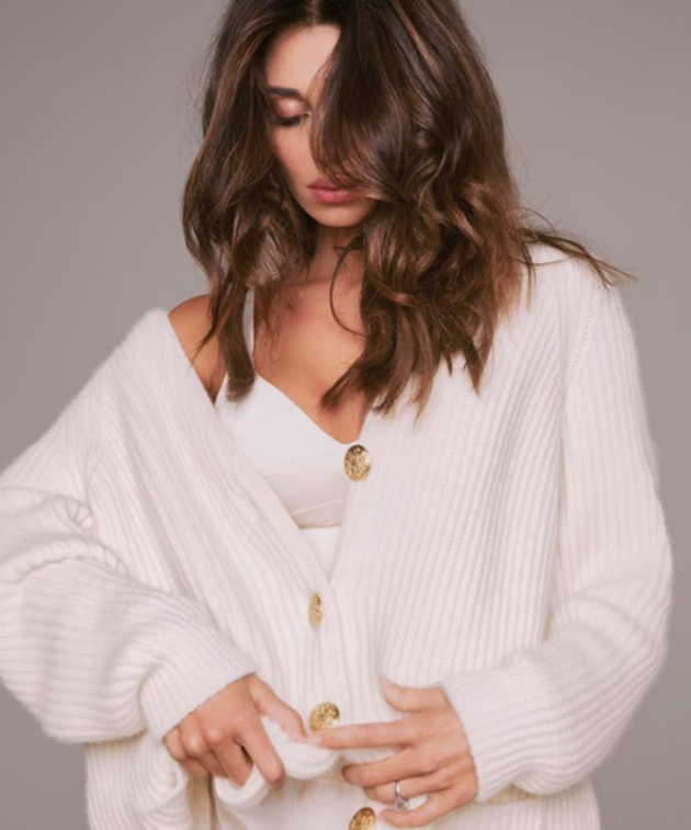 Belen Rodriguez Instagram, ammaliante in bikini tra la sabbia: «Un lato ...