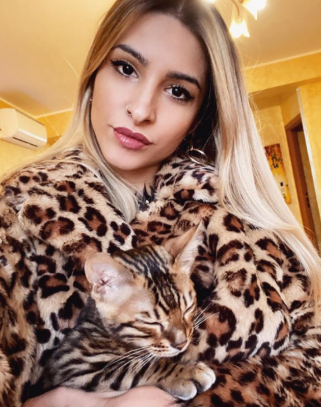 Erica Piamonte Instagram, curve strizzate nella gonna trasparente ...