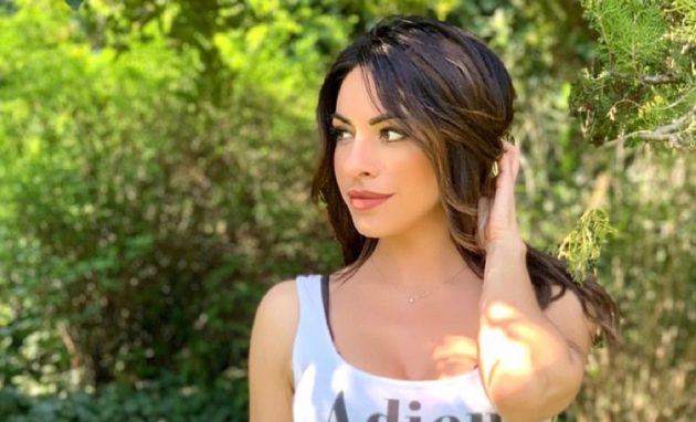 Elena Cianni Instagram piccante mano tra le cosce, abito aperto oltre ...