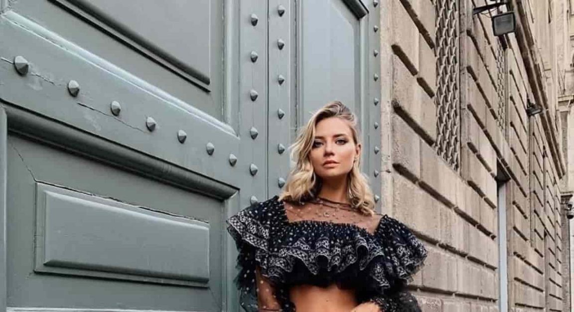 Veronica Ferraro Instagram, in bikini sul balcone a prendere il sole ...