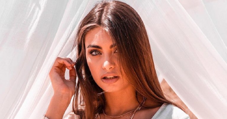 Emma Muscat super eccitante in costume: gambe interminabili e ...