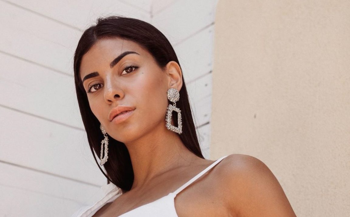 Irene Capuano Instagram, di schiena in costume: «Perché metti queste foto?»