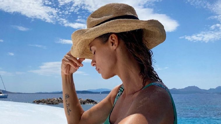 Elisabetta Canalis Instagram, sensuale sul letto avvolta nel lenzuolo: «Che visione!»
