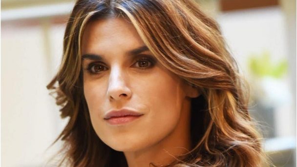 Elisabetta Canalis Instagram, sensuale sul letto avvolta nel lenzuolo: «Che visione!»
