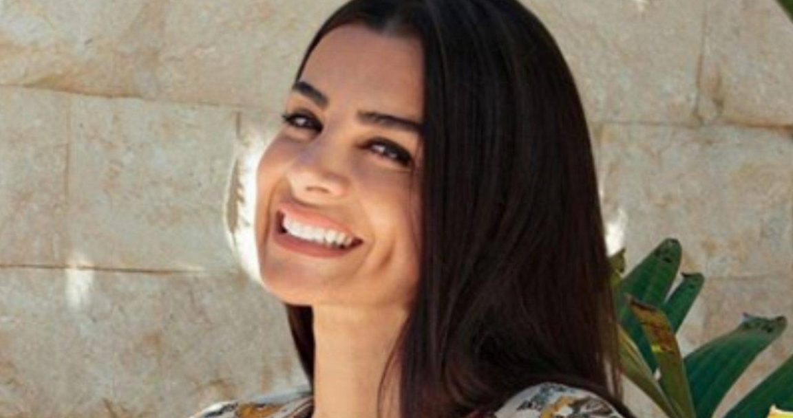 Elga Enardu oggi, nel pantalone bianco tutto il fulgore: «Che fiore». E ...