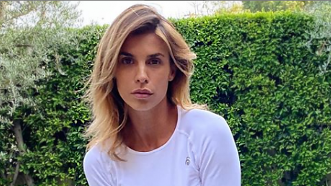 Elisabetta Canalis Instagram, sensuale sul letto avvolta nel lenzuolo: «Che visione!»