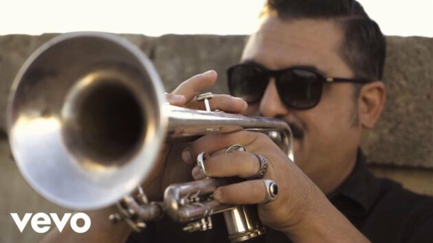 Chi è Roy Paci età carriera e vita privata dell'eclettico artista siciliano