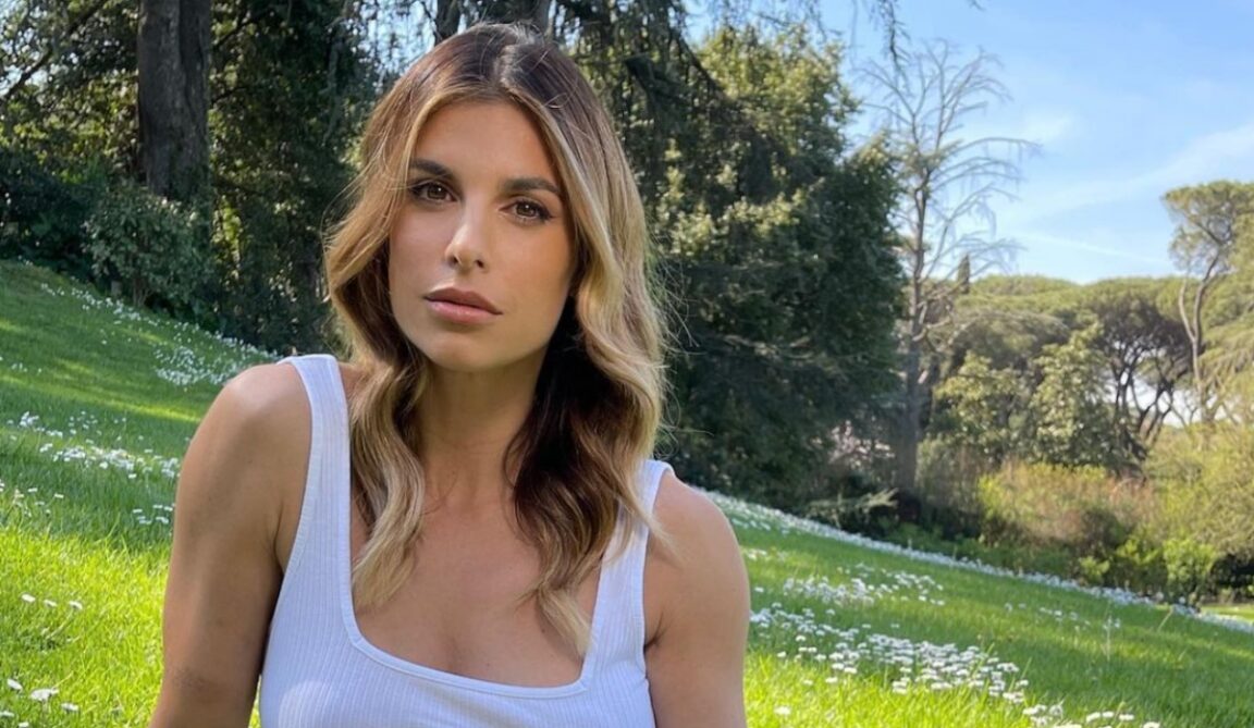 Elisabetta Canalis Instagram in bikini sul divano: followers senza fiato