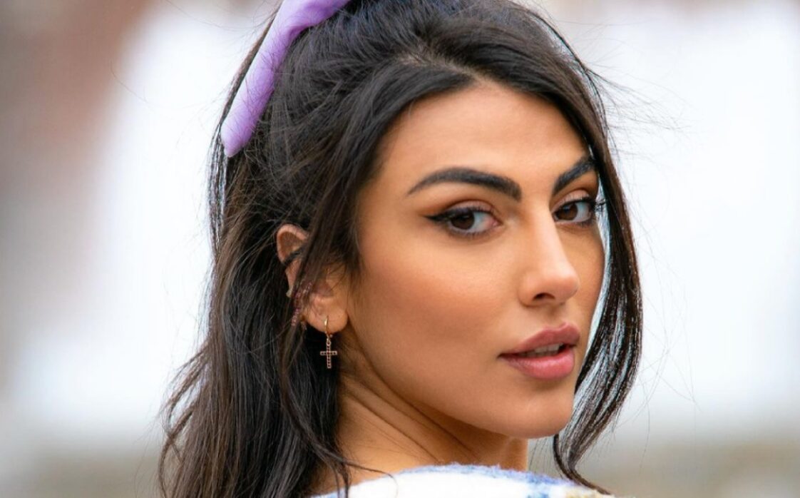 Giulia Salemi Instagram celestiale in bikini: posizione alquanto scomoda