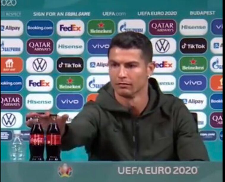 Coca Cola Ronaldo Pogba lo imita spostando le bottiglie di Heineken