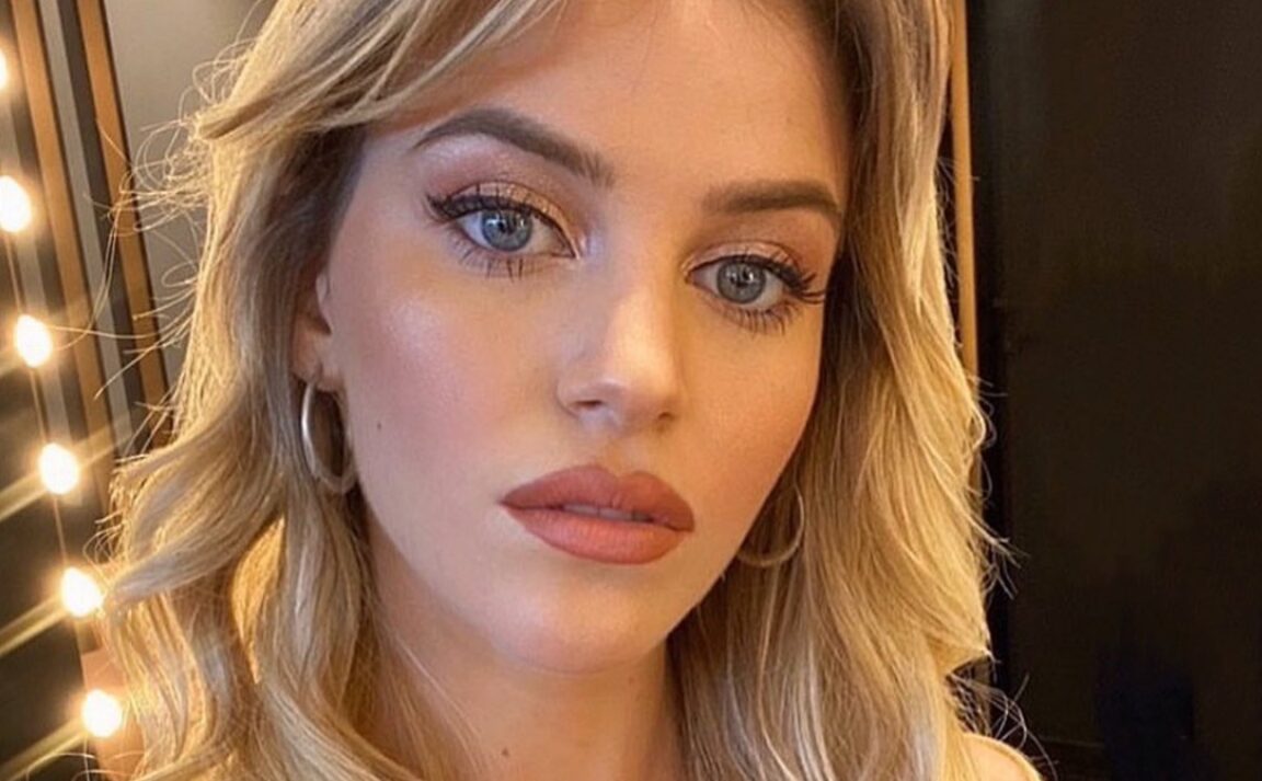 Sara Croce Instagram paradisiaca in bikini al mare: panorama mozzafiato