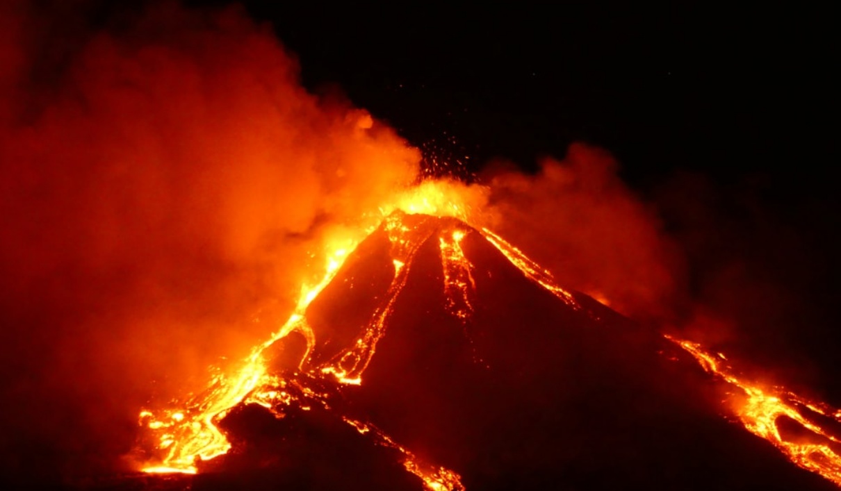 Eruzione Etna 2022 video immagini spettacolare fontana di lava