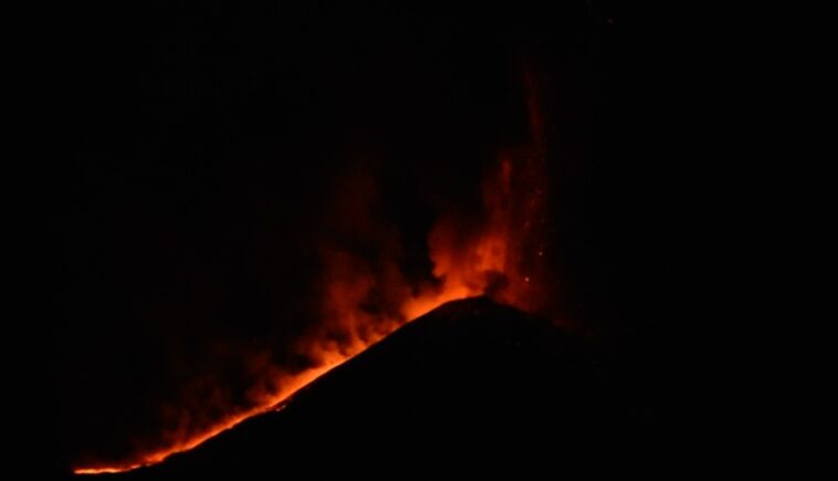 Eruzione Etna 2022 video immagini spettacolare fontana di lava