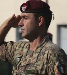 Roberto Vannacci curriculum, stipendio, carriera, moglie: tutte le ...