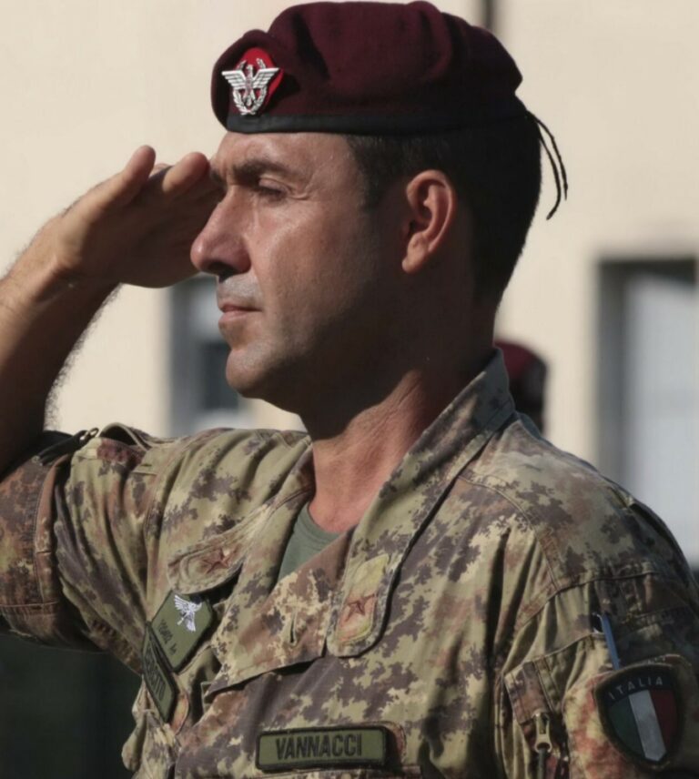 Roberto Vannacci curriculum, stipendio, carriera, moglie: tutte le ...